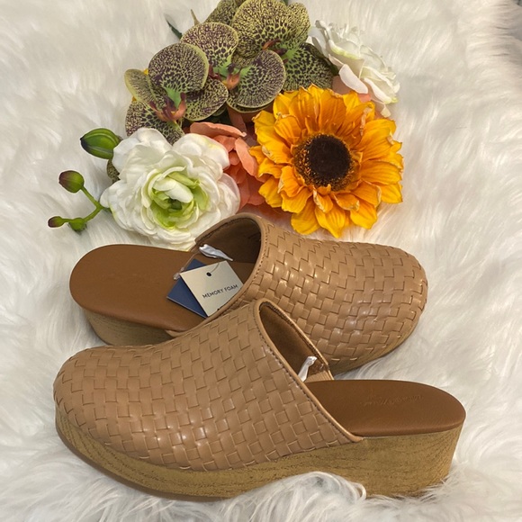 Universal Thread | Shoes | New Sz 7 Magnolia Basket Weave Heeled Clogs ...